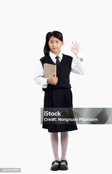 영국 국제 유니폼을 입은 아시아 여학생이 책 흰색 배경을 들고 서 있다 고등학교 이하에 대한 스톡 사진 및 기타 이미지 고등학교 이하 교복 교육 Istock