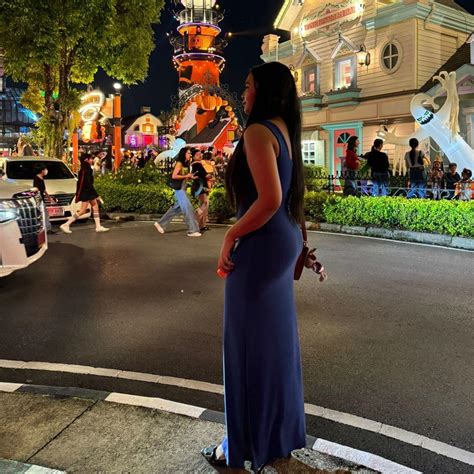 ဘောလုံးစတား လွန်ခဲ့တဲ့ ၁၅ နှစ်လောက်က ဒမ်ဘီလီဟာ သူ့ရဲ့ဓာတ်ပုံတွေကို