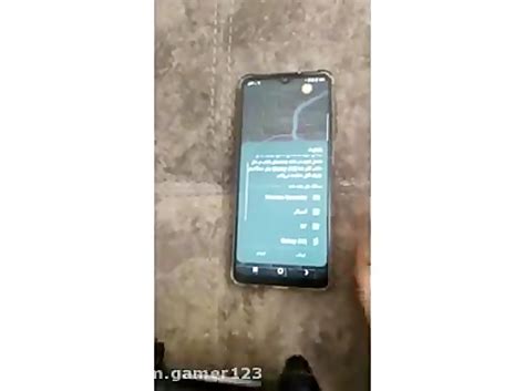 وصل کردن دست به گوشی