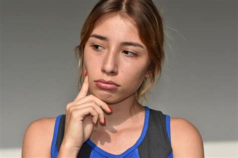 다양 한 여성 만들기 a 결정 갈색 머리에 대한 스톡 사진 및 기타 이미지 갈색 머리 결정 귀여운 istock