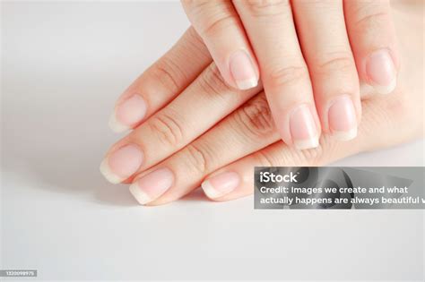 흰색 배경에 여성의 아름다운 손과 손톱의 클로즈업 손톱의 건강 관리의 개념 건강관리와 의술에 대한 스톡 사진 및 기타 이미지 건강관리와 의술 건강한 생활방식 관능