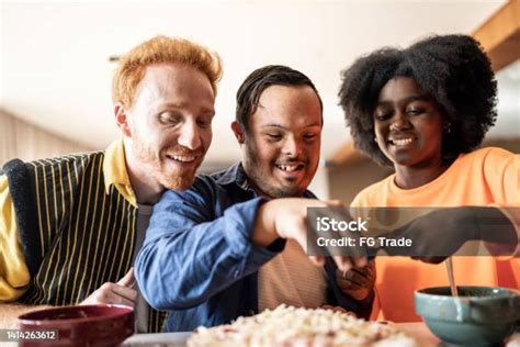 집에서 피자를 만드는 친구 특별한 도움이 필요한 사람 포함 요리하기 음식 준비에 대한 스톡 사진 및 기타 이미지 요리하기