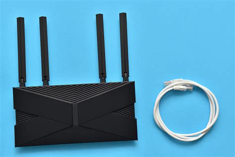 파란색 배경에 연결하기 위한 최신 Wifi 라우터 및 이더넷 케이블 0명에 대한 스톡 사진 및 기타 이미지 0명 검은색