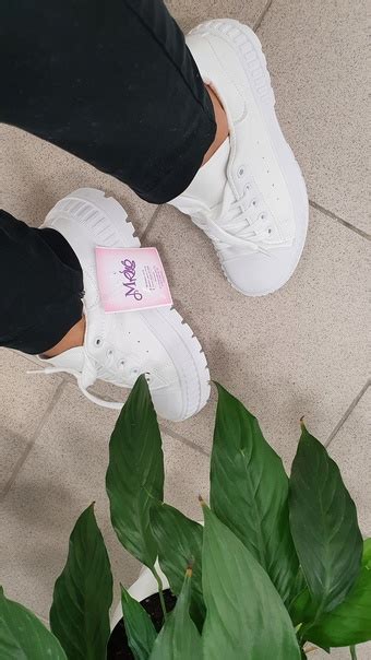 Чёткие белые кеды-кроссовки могут стать отличной сменкой в школе. Белая ...