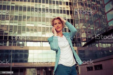 아름 다운 비즈니스 여자 사무실 건물 앞에서 휴대 전화에 대 한 얘기 개성 개념에 대한 스톡 사진 및 기타 이미지 개성 개념 거리 금발 머리 Istock
