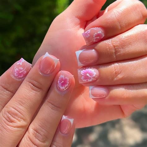 Temu｜24개 데이 프레스온 네일 세트 광택 있는 화이트 프렌치 팁과 핑크 플로럴 And 폴카 도트 디자인 여성 및 소녀용 짧은 사각형 젤리 접착제 And 네일 파일