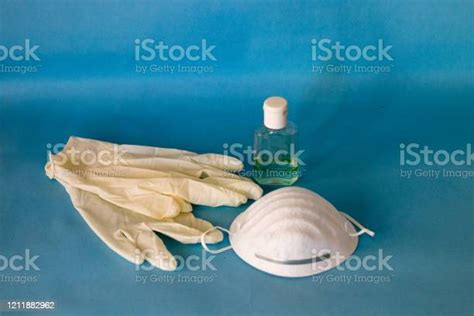 손 소독제 얼굴 마스크 및 장갑은 코로나 바이러스로부터 보호하기 위해 전 세계 사람들이 사용합니다 0명에 대한 스톡 사진 및