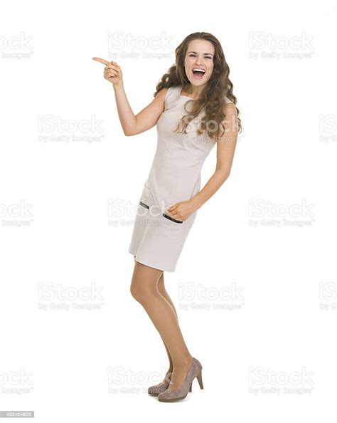 전체 길이 행복함 가리키는 여성 인물 사진 복사 공간이 있는 가리키기에 대한 스톡 사진 및 기타 이미지 가리키기 갈색 머리 고름 Istock