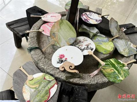 南国学子体验非遗文化“漂漆扇”