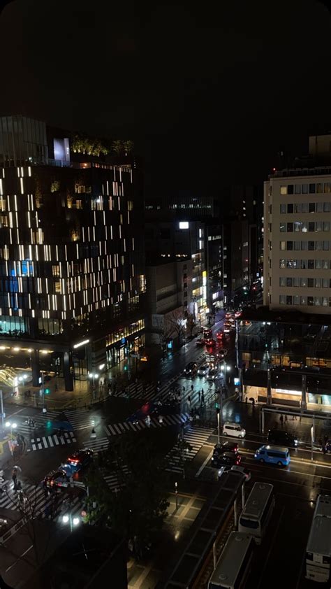 호텔에서 묵을 때면 도로가 담긴 풍경을 타임랩스로 찍어두는 습관이랄까 취미랄까 여튼 수많은 사람들과 자동차가 자신의 목적지를 향해 가는 모습을 기록해두곤 한다 오늘의