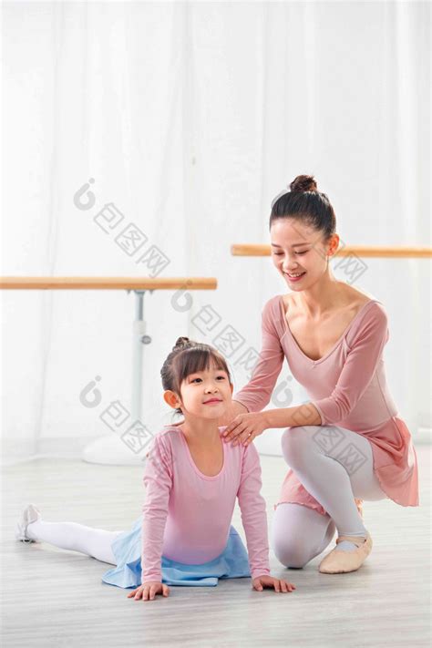年轻舞蹈老师教小女孩跳舞图片 包图网企业站