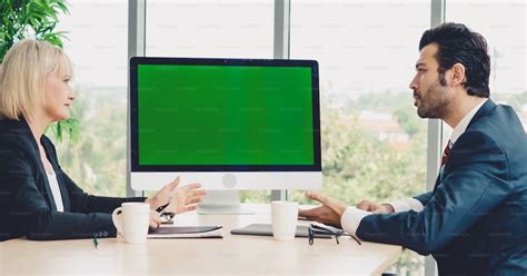 사무실 테이블에 녹색 스크린 크로마 키 Tv 또는 컴퓨터가 있는 회의실의 비즈니스 사람들 화상 회의에서 만나는 사업가와 사업가의 다양한 그룹 사진 Unsplash의
