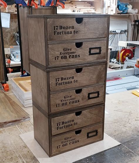 다크월넛 색상의 자작 2단서랍 3개입니다 책상 위에 놓고 쓰기 카인드샵 나무로 만드는 상자 입니다