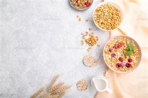 밀은 회색 콘크리트 배경과 오렌지 린넨 직물에 세라믹 그릇에 우유 라즈베리 건포도죽을 조각 상단 보기 플랫 레이 복사 공간 0명에 대한 스톡 사진 및 기타 이미지 Istock