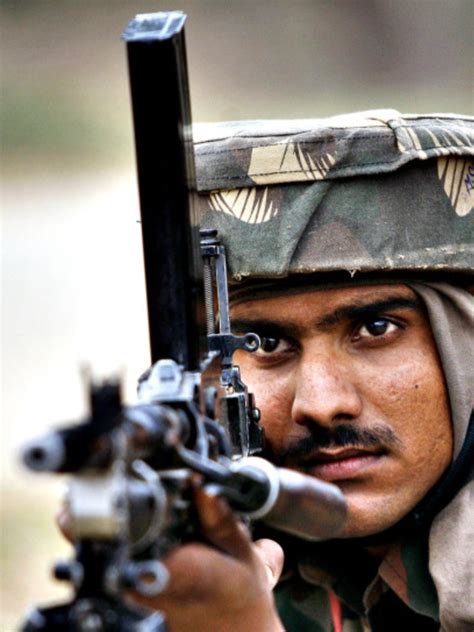 आर्मी वालों की आंखें होती हैं इतनी तेज बाज जैसी नजर के लिए फॉलो करें