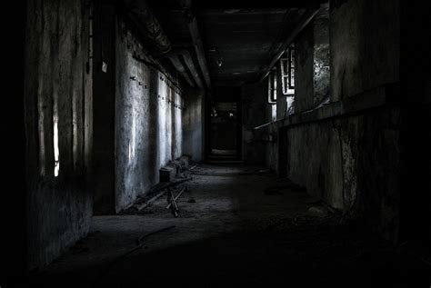 무료 이미지 검정색과 흰색 밤 햇빛 탈출 늙은 골목 어두운 어둠 검은 단색화 조명 무서움 대칭 기묘한