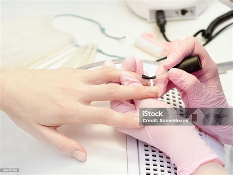 여자 장갑 페인트 클라이언트에 매니큐어 살롱에서 손톱 건강관리와 의술에 대한 스톡 사진 및 기타 이미지 건강관리와 의술 기술 매니큐어 미용술 Istock