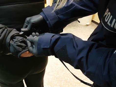 Latka Pobita Za Flirtowanie Z Ch Opakiem Kole Anki Zwabi Y J Do Parku Kaza Y Kl Cze I Bi Y