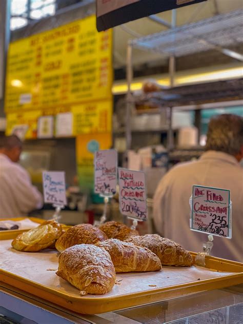신선한 빵과 페이스트리를 판매하는 아늑한 베이커리 디스플레이 · 무료 스톡 사진
