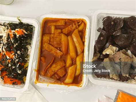 떡볶이 순대 주멅밥을 곁들인 한국 길거리 음식 스낵 세트 메뉴 그릇에 대한 스톡 사진 및 기타 이미지 그릇 길거리 음식 대한민국 Istock