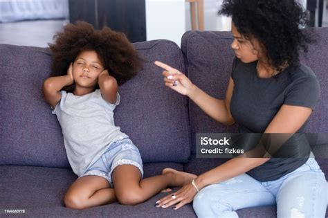 아프리카의 어머니는 집에서 소파에 앉아 작은 딸 어머니에 대한 스톡 사진 및 기타 이미지 어머니 가까운 불쾌한 Istock