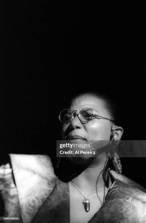 Queen Latifah Performs Wearing Eyeglasses In Concert At The Jones