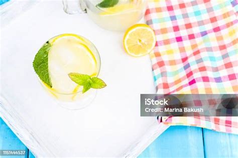 푸른 나무 테이블에 유리에 얼음과 레몬 슬라이스 및 민트와 레모네이드 과일과 비타민과 함께 여름 차가운 상쾌한 음료 감귤류 과일에 대한 스톡 사진 및 기타 이미지 Istock
