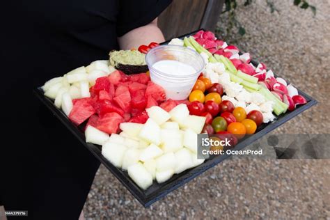 원시 상쾌한 야채 원유 플레이트 수박 노란 멜론 토마토 아보카도 양배추 무 오이 전채 0명에 대한 스톡 사진 및 기타 이미지