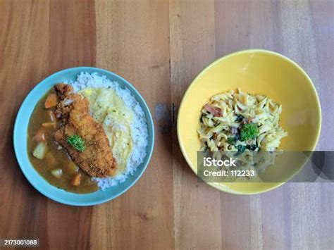 치킨 카츠 카레와 밥과 오믈렛 계란 당근 감자를 접시에 담았습니다 그릇에 크림 버섯 Fusilli 음식 메뉴 평면도 0명에 대한 스톡 사진 및 기타 이미지 Istock