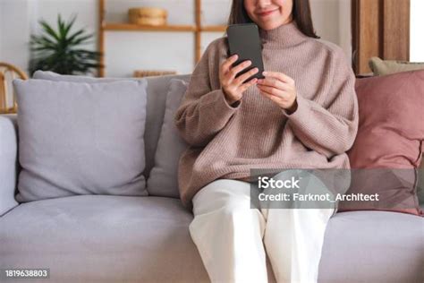 집에서 스마트폰을 들고 사용하는 젊은 여성의 근접 촬영 이미지 35 39세에 대한 스톡 사진 및 기타 이미지 35 39세 Brand Name Online