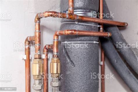 클로즈업 많은 구리와 하수 회색 플라스틱 파이프 빨간 밸브 콘크리트 벽에 피팅 개념 설치 교체 배관 수리 파이프 라인 전문
