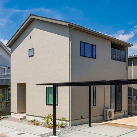 ケイミュー【公式】外観デザインに役立つ情報￤外壁￤家づくり まさに塗り壁の新柄『シックイフラット』 シンプルな建物形状で 全面に使えば