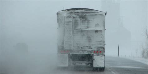 Румунські фермери заблокували рух вантажівок через пункт пропуску на кордоні з Україною Читайте