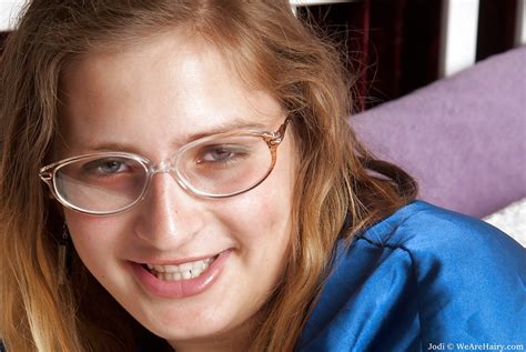 Une Grosse Fille à Lunettes Qui Montre Ses Gros Seins Et Sa Chatte