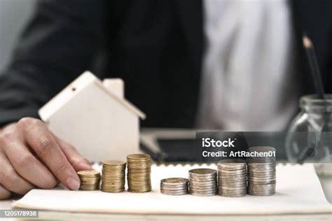 업무용 책상에 쌓인 은화와 금화 비즈니스 성장 및 투자를 위한 돈 개념에 대한 스톡 사진 및 기타 이미지 개념 개념과 주제 경제 Istock