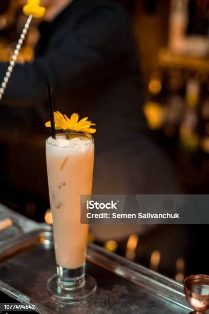 애플 슬라이스와 민트 꽃 배경에 나무 테이블에 장식 노란색 여름 칵테일 0명에 대한 스톡 사진 및 기타 이미지 0명 과일