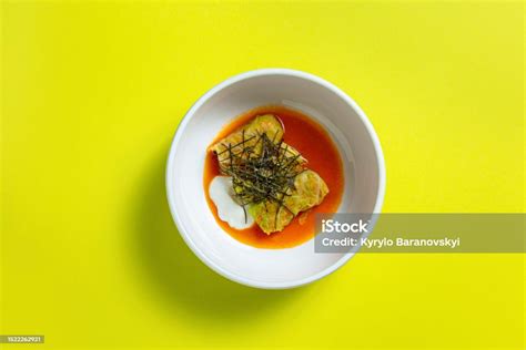 참치 소스와 김 부스러기를 곁들인 양배추 롤은 노란색 바탕에 흰색 접시에 담겨 있습니다 가득 찬에 대한 스톡 사진 및 기타 이미지 가득 찬 건강한 생활방식 건강한