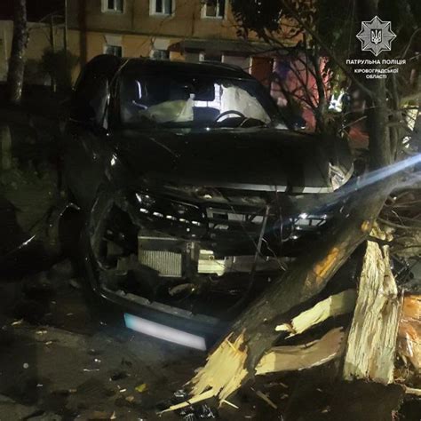У Кропивницькому пяний водій розбив свою автівку об дерево ФОТО Без Купюр Новини Кропивницький