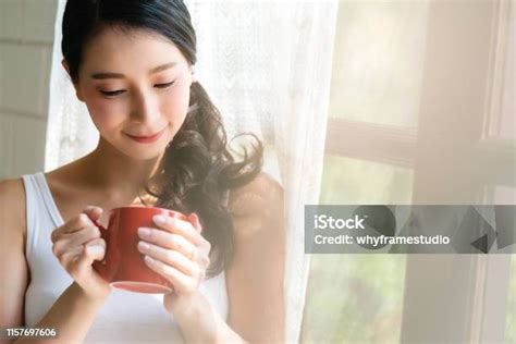 아름다운 아시아 여자 를 즐기는 아침 시간 와 뜨거운 음료 에 침실 와 창 빛 가정의 방에 대한 스톡 사진 및 기타 이미지 가정의 방 갈색 머리 건강한 생활방식