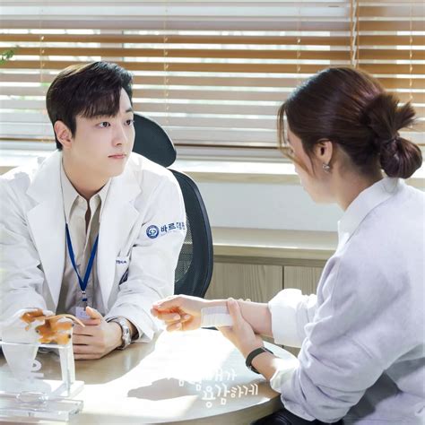 Lee Yoo Jin And Wang Bit Na Are A Doctor And Patient With History In Three Bold Siblings Soompi