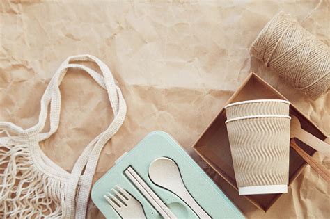 폐기물 제로 플라스틱 프리 지속 가능한 식기 수저 천연 소재로 만든 판지 컵 구겨진 종이에 재사용 가능한 가방 0에 대한 스톡 사진 및 기타 이미지 Istock