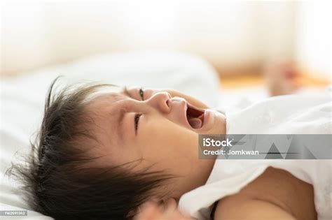 귀여운 달콤한 사랑스러운 아시아 아기 흰색 침대에 누워 흰색 드레스를 입고 울고 행복 감정 아늑한 침실 건강한 아기 개념 가족에 대한 스톡 사진 및 기타 이미지 Istock