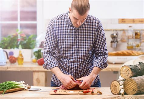 돼지고기 또는 쇠고기 또는 양고기 집 준비 고기 스테이크에서 요리 하는 잘생긴 남자 고기에 대한 스톡 사진 및 기타 이미지