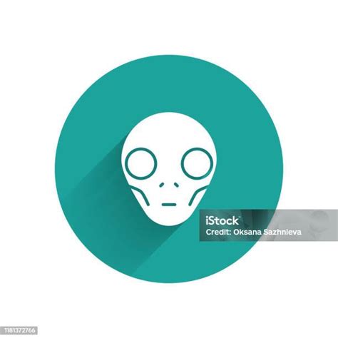 긴 그림자로 고립 된 흰색 외계인 아이콘입니다 외계 외계인의 얼굴이나 머리 기호입니다 녹색 원 버튼입니다 벡터 일러스트레이션 과학에 대한 스톡 벡터 아트 및 기타 이미지