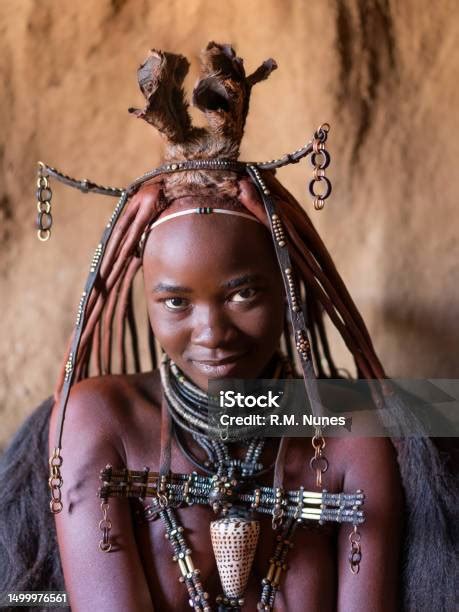 아프리카 나미비아의 마을에서 전통 장신구를 착용한 젊은 힘바 여성 아프리카에 대한 스톡 사진 및 기타 이미지 아프리카 원주민 토착 문화 Istock