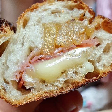 꼼다뷔디뜨의 브리뽐므 바게트 속은 절인 사과 햄 치즈가 들어있다 이 치즈는 모짜렐라가 아닌 깊은 풍미가 나는 브리 치즈 한 입 물면 안에서 밸런스를 이루는 과하지