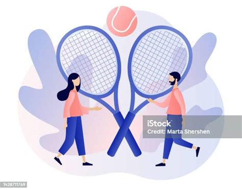 테니스 라켓과 공을 가진 작은 사람들 스포츠 클럽 그룹 활동 훈련 챔피언십과 토너먼트 현대 플랫 만화 스타일 흰색 배경에 벡터 일러스트 레이 션 개념에 대한 스톡 벡터 아트