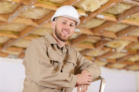 리노베이션 작업을 하는 수리공 사진