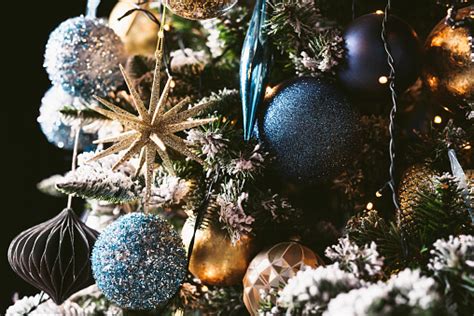 메리 크리스마스와 새해 복 많은 새해 휴일 실내 크리스마스 트리 장식 매크로 또는 그 아래에 있는 Xmas 나무와 선물의 사진을