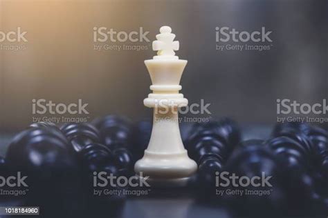 체스 보드의 숫자에 의해 둘러싸인 흰색 킹 사이트 반대 검은 떨어졌다 사업과 전략 개념입니다 갇힌에 대한 스톡 사진 및 기타